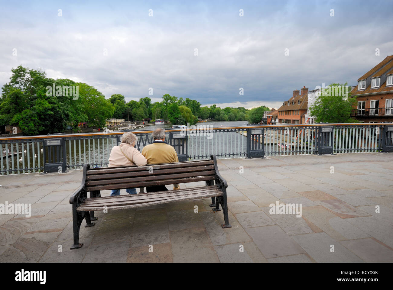 Figures sitting bench hi-res stock photography and images - Alamy