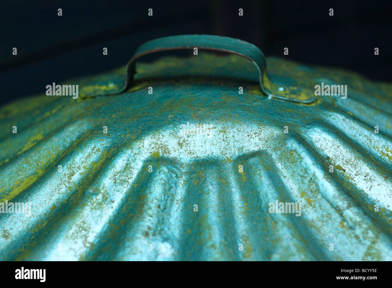 Dustbin lid hi-res stock photography and images - Alamy