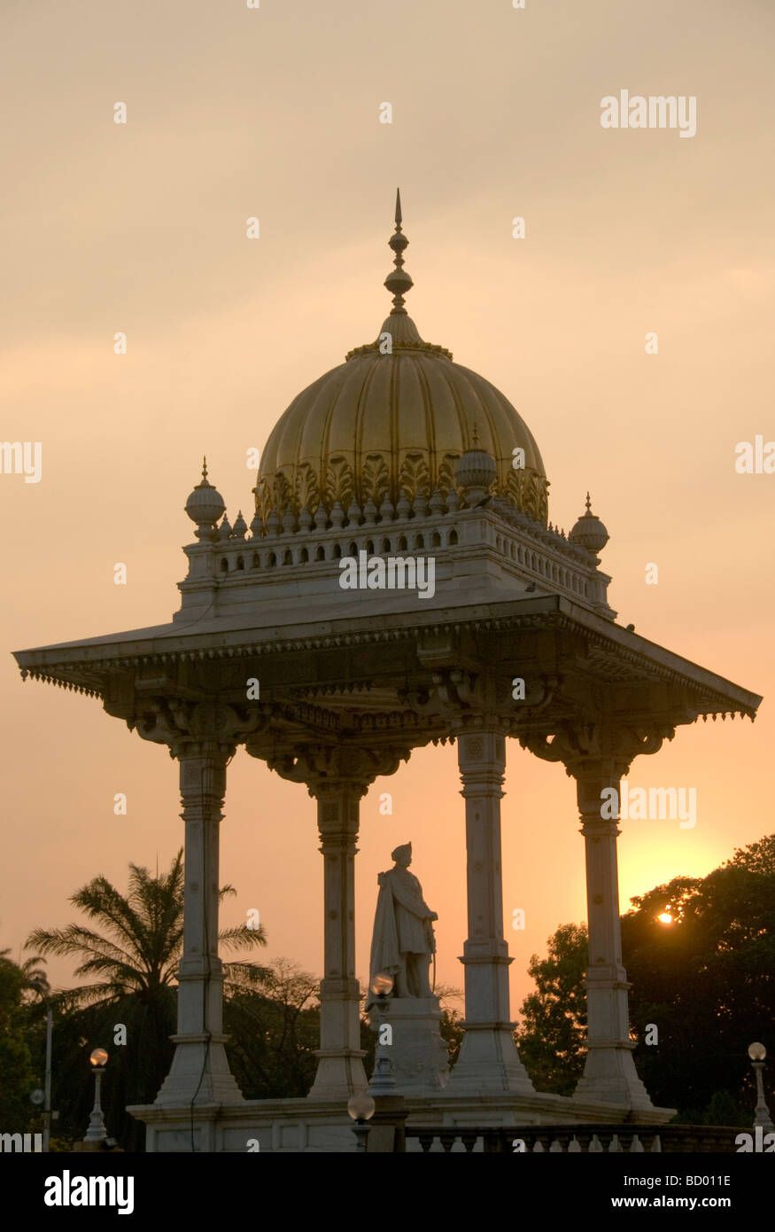 New State Circle statue of maharadja Chamarajendar Wodeyar Mysore ...