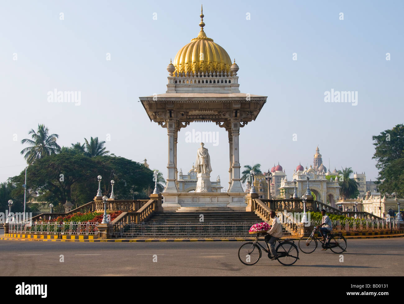 New State Circle statue of maharadja Chamarajendar Wodeyar Mysore ...