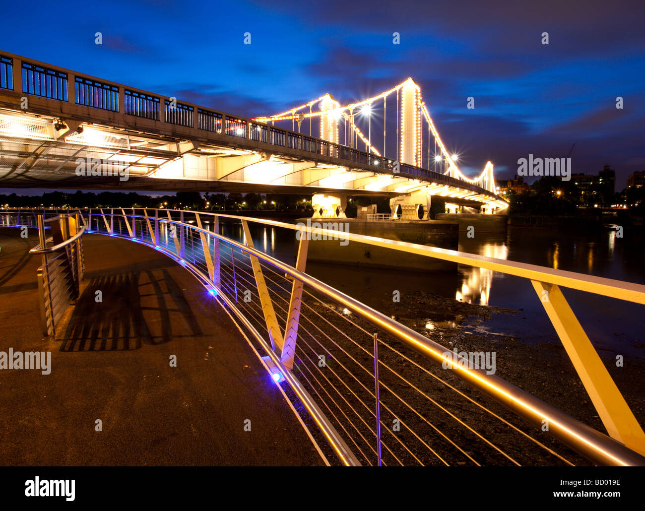 Old chelsea bridge hi-res stock photography and images - Alamy