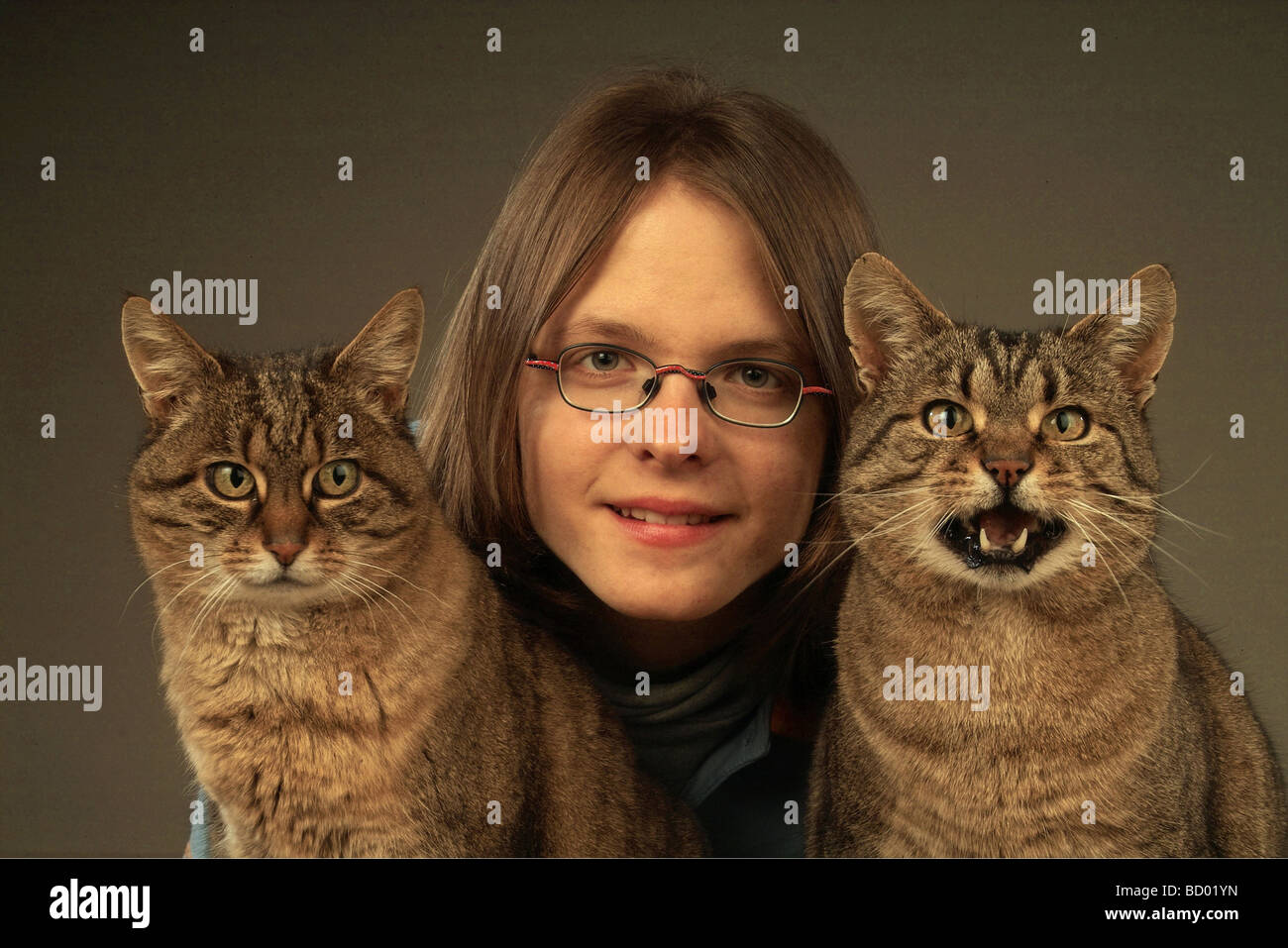 Girl two cats hi-res stock photography and images - Alamy