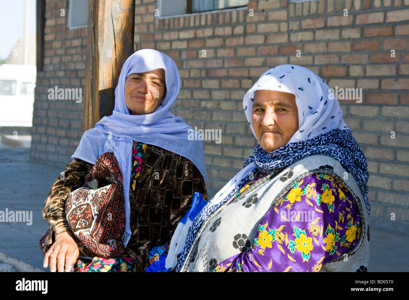 Two women uzbekistan hi-res stock photography and images - Alamy