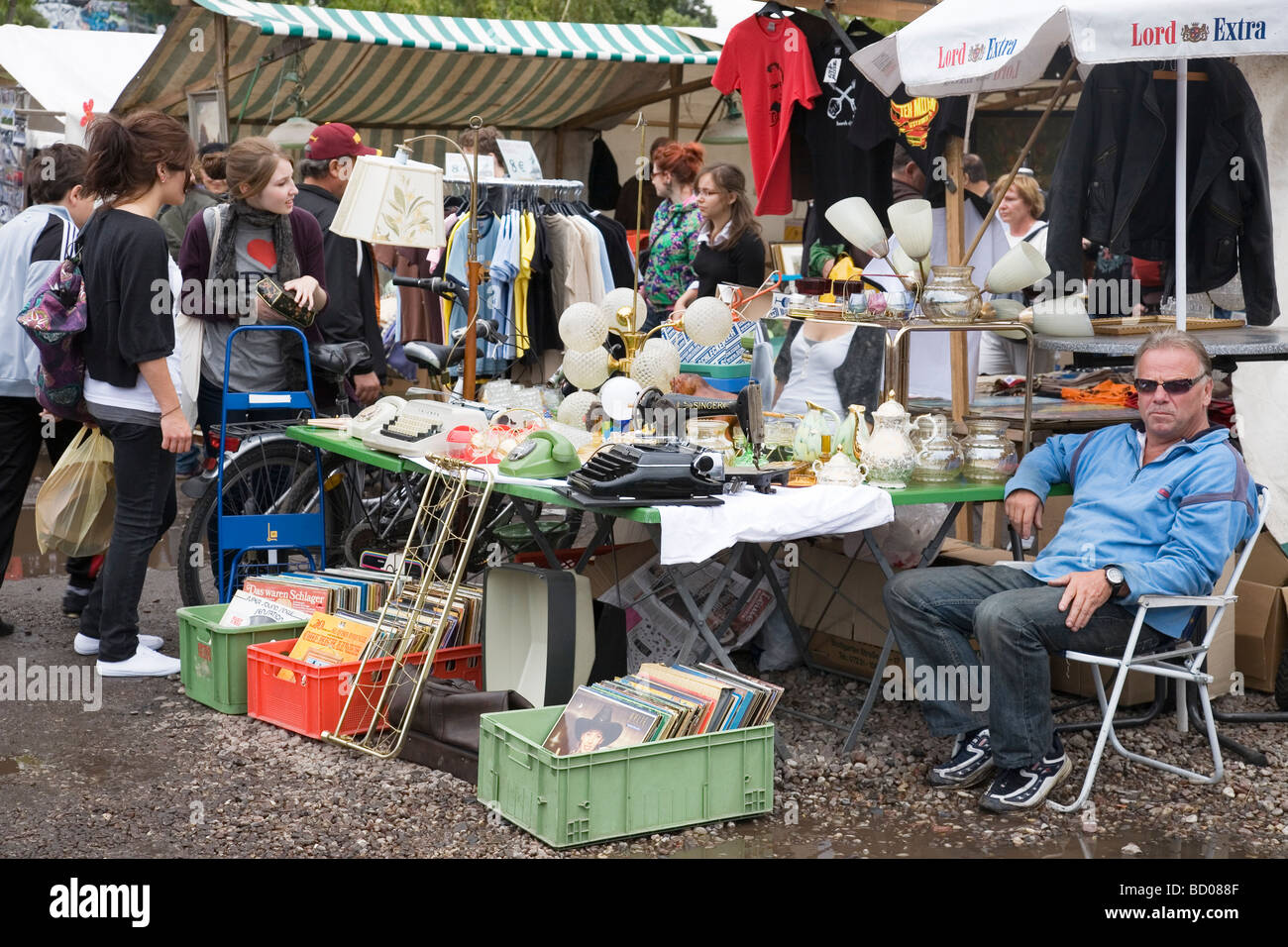 Flea market stall stall hi-res stock photography and images - Alamy