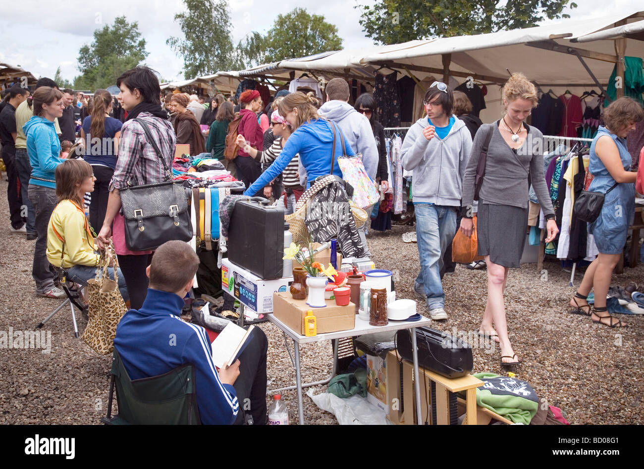Flea market stall stall hi-res stock photography and images - Alamy