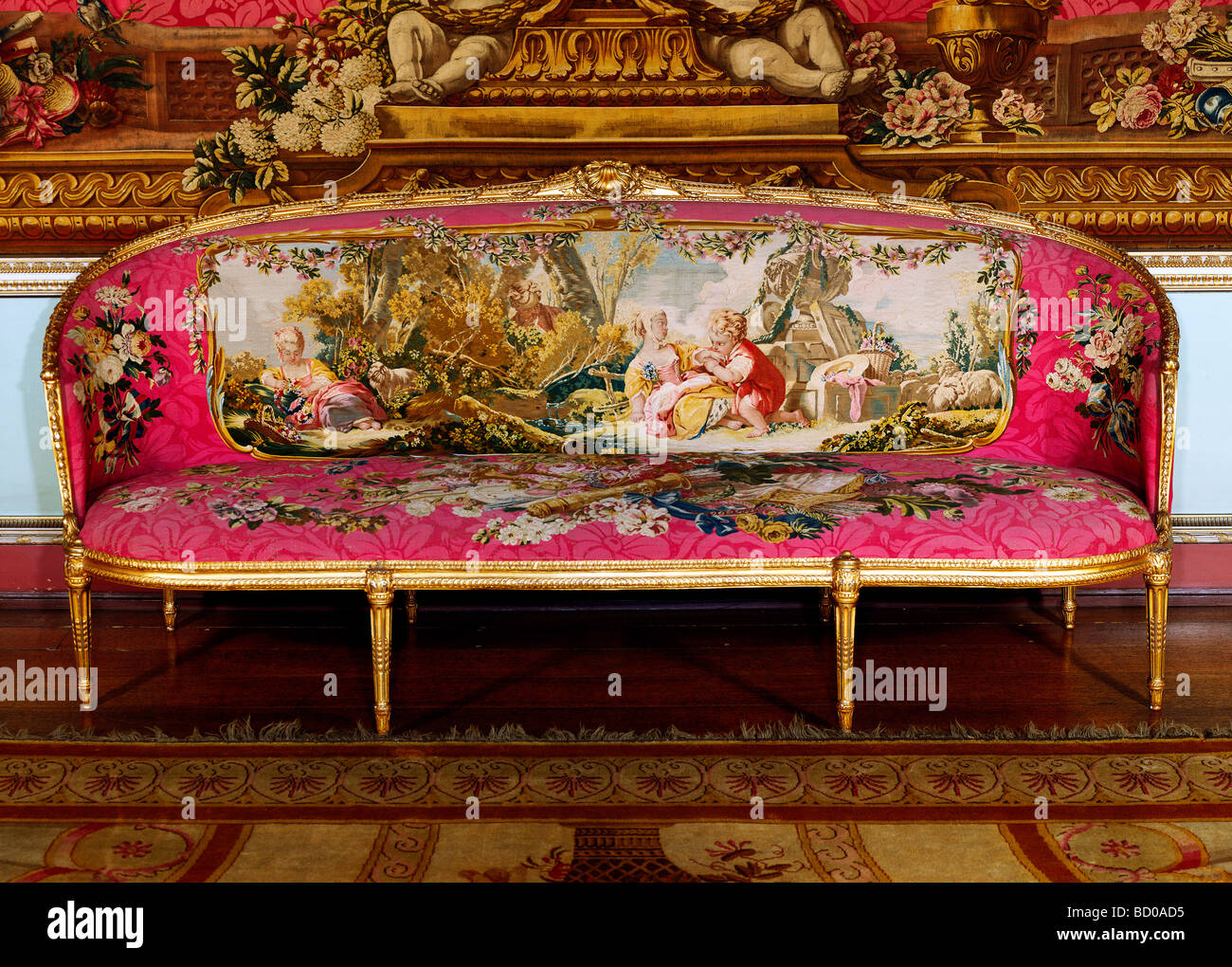 Tapestry settee hi-res stock photography and images - Alamy