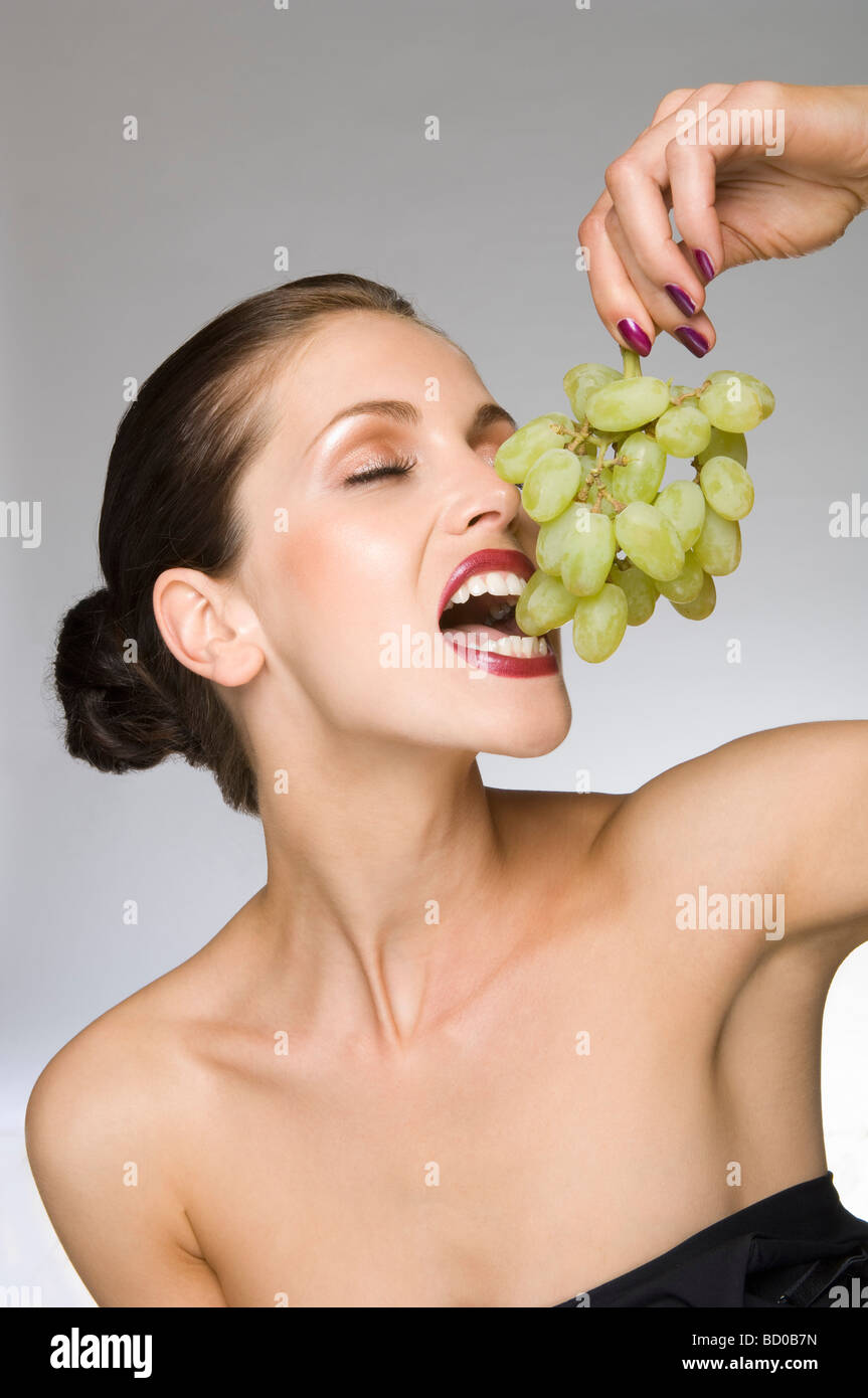 female beauty eating grapes Stock Photo - Alamy