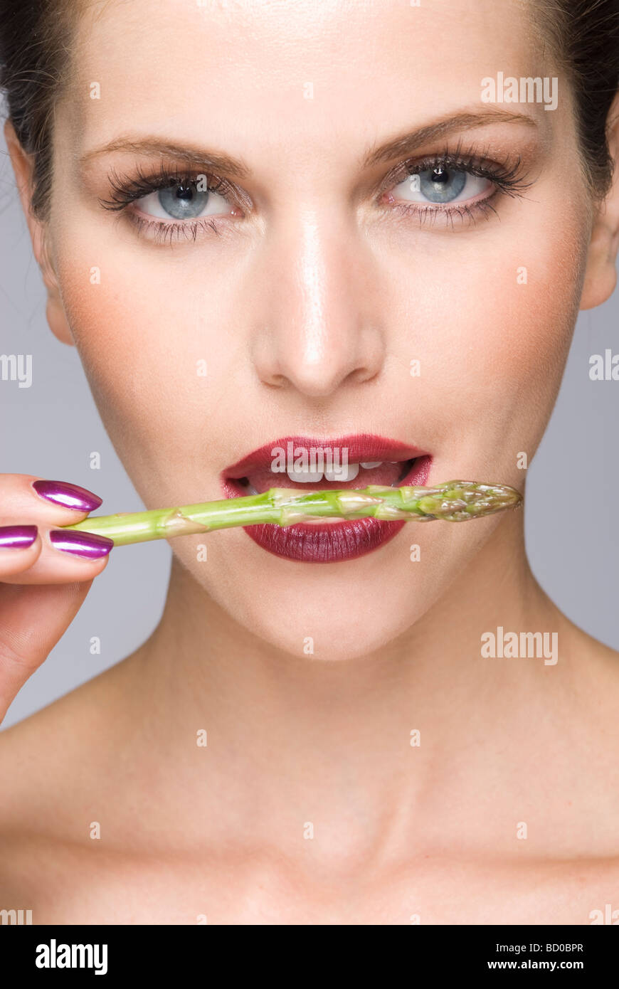 Close up single asparagus hi-res stock photography and images - Alamy