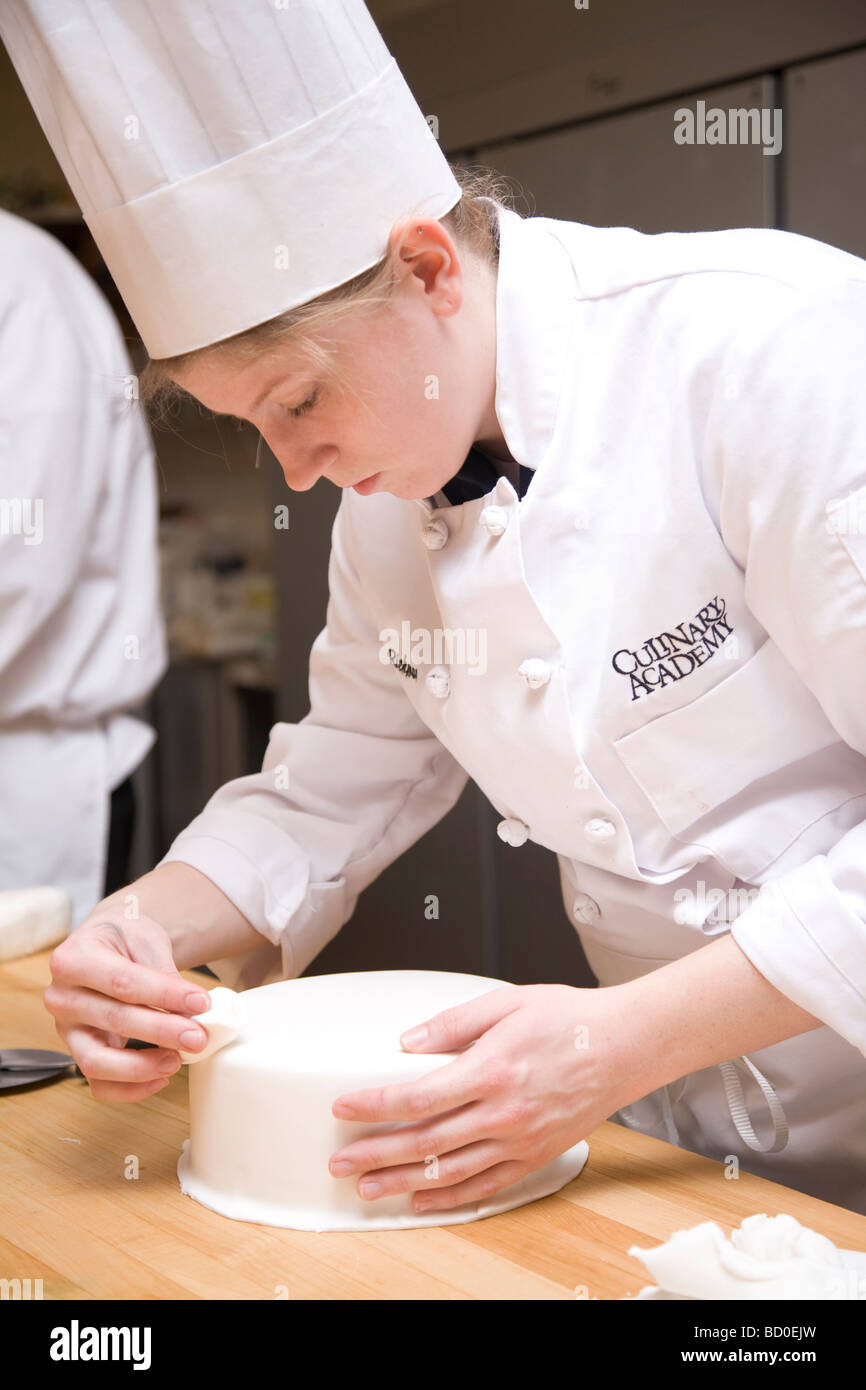 Woman preparing cake using fondant frosting Stock Photo - Alamy