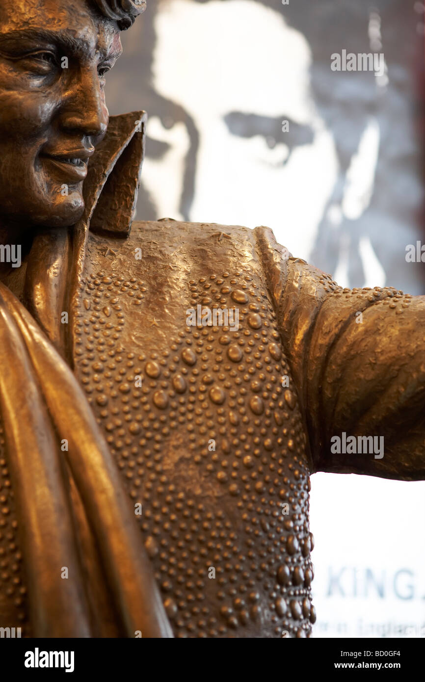 A bronze statue of Elvis Presley Stock Photo - Alamy