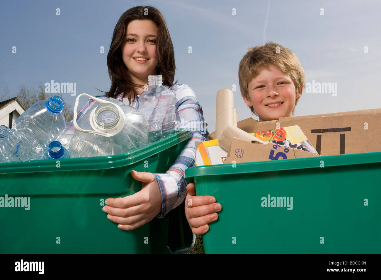 Children recycling hi-res stock photography and images - Alamy