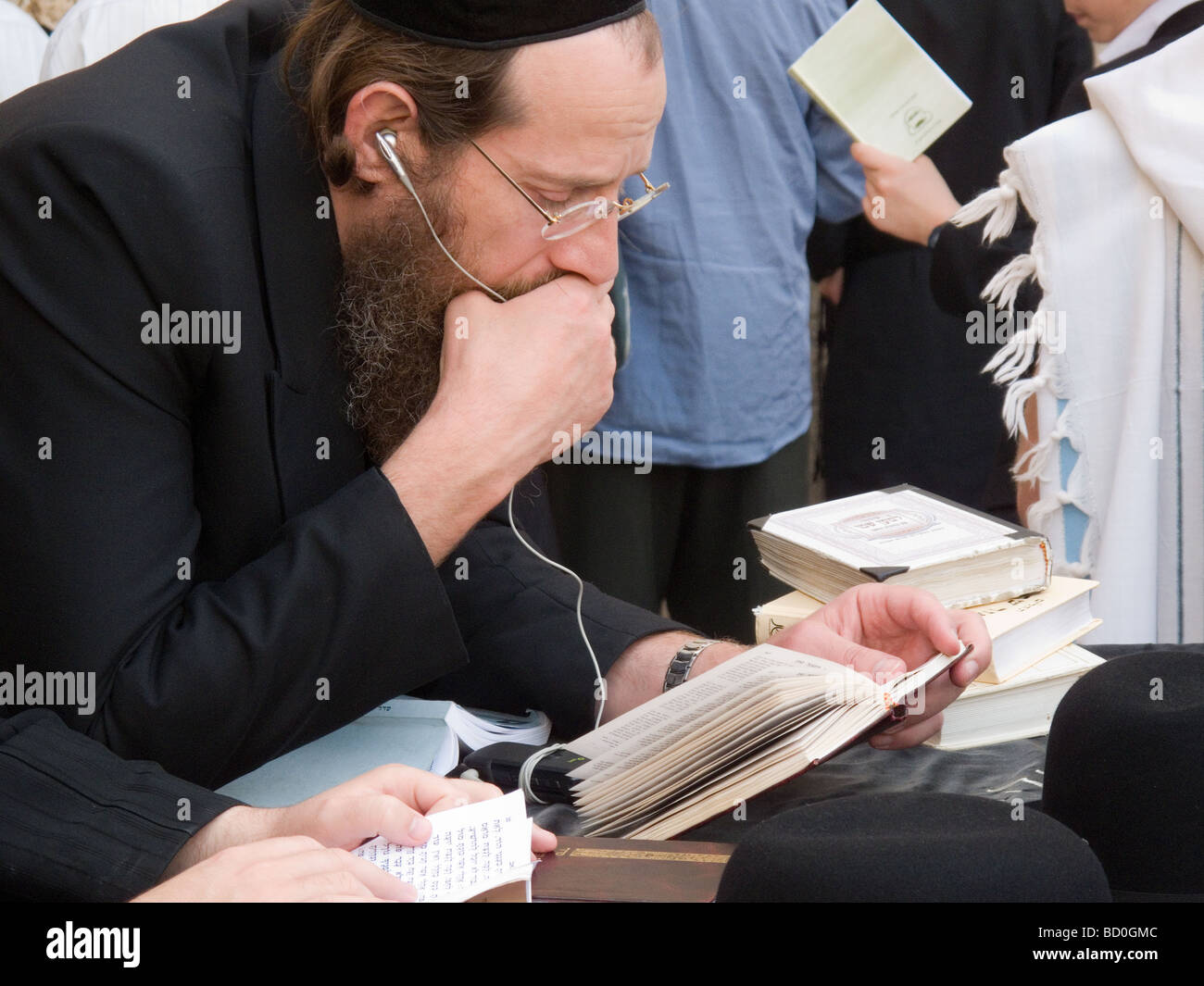 Tisha Be'Av at the Wailing Wall in Jerusalem Stock Photo - Alamy