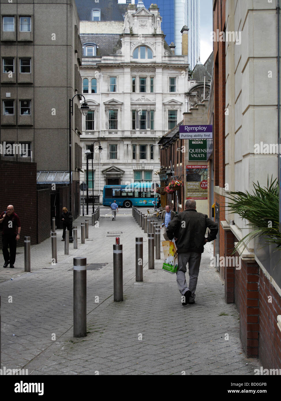 Cardiff street hi-res stock photography and images - Alamy