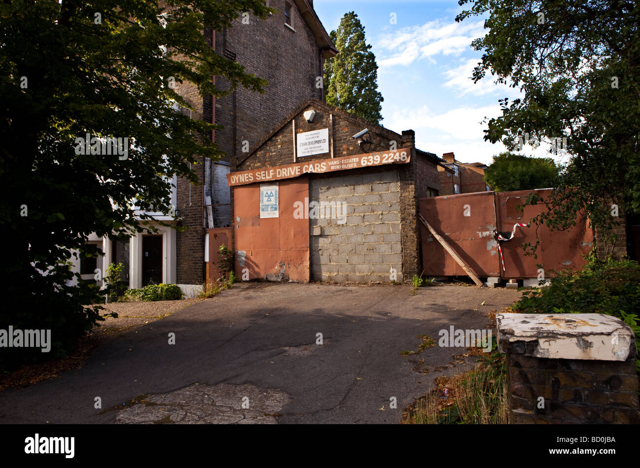 Derelict abandoned old garage hi-res stock photography and images - Alamy