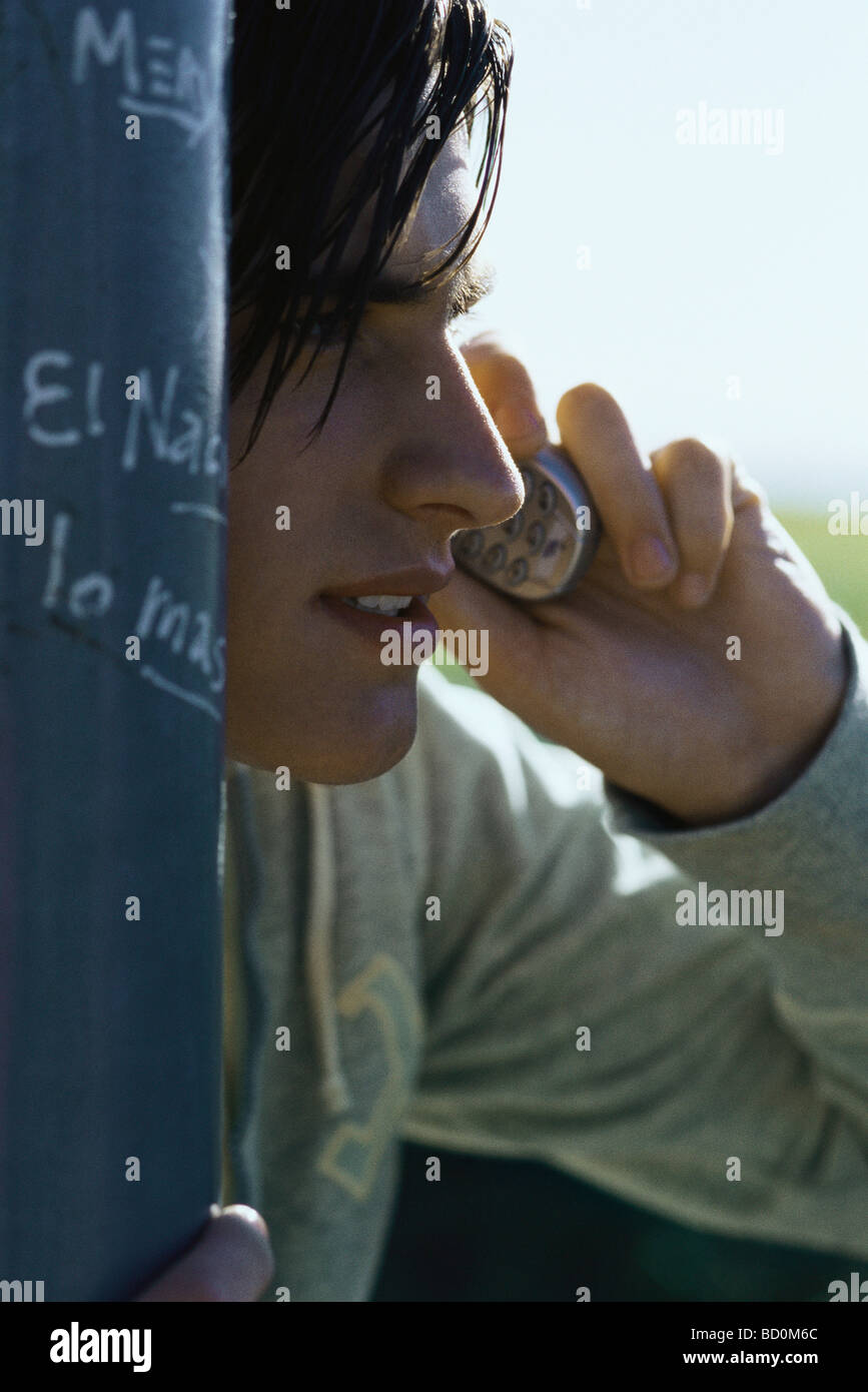 Teenager using cell phone Stock Photo - Alamy