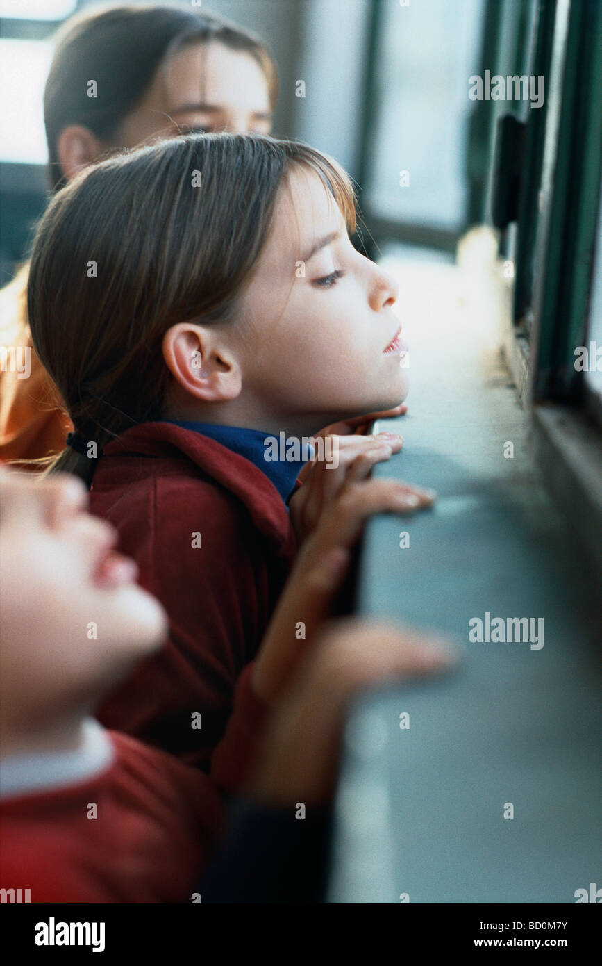 People peering over the side hi-res stock photography and images - Alamy