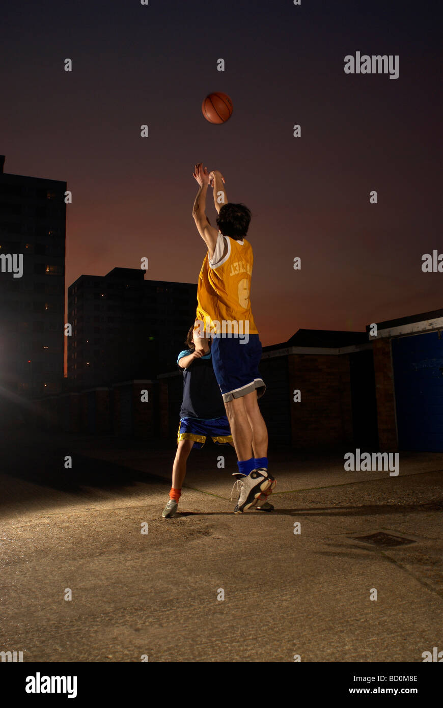 basketball player jumping and shooting Stock Photo - Alamy