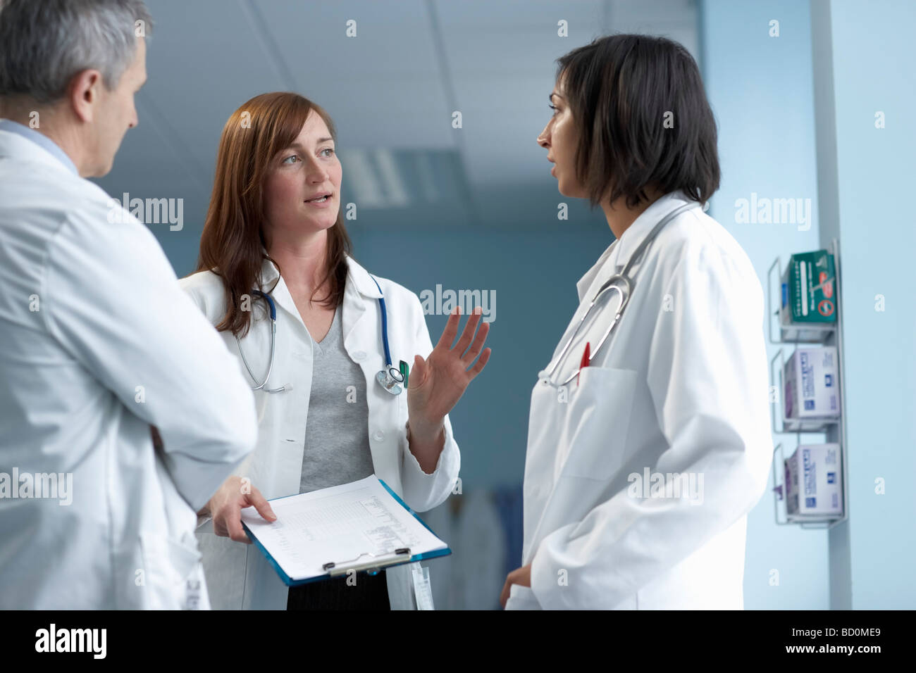 3 doctors in discussion Stock Photo - Alamy