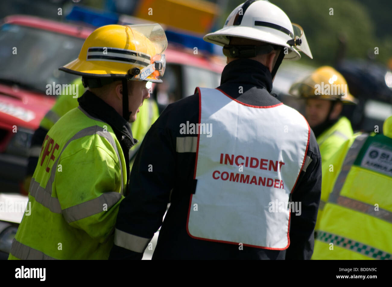 A fire incident commander and a colleague disscuss plans at te sceane ...
