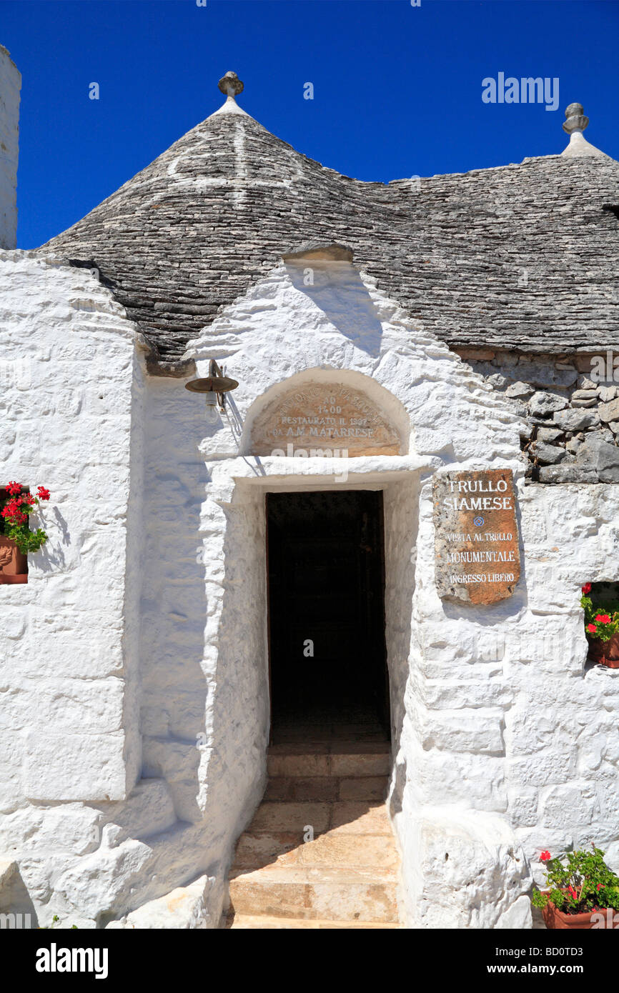 Trullo Siamese, Rione Monti, Alberobello, Trulli Village, Puglia, Italy ...