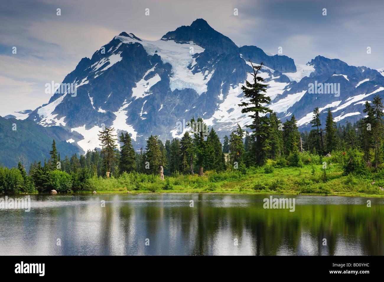 Mount Shuksan in reflection in Picture Lake, Washington State, USA ...