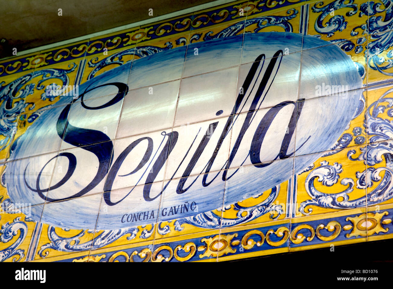 Tiles logo hi-res stock photography and images - Alamy