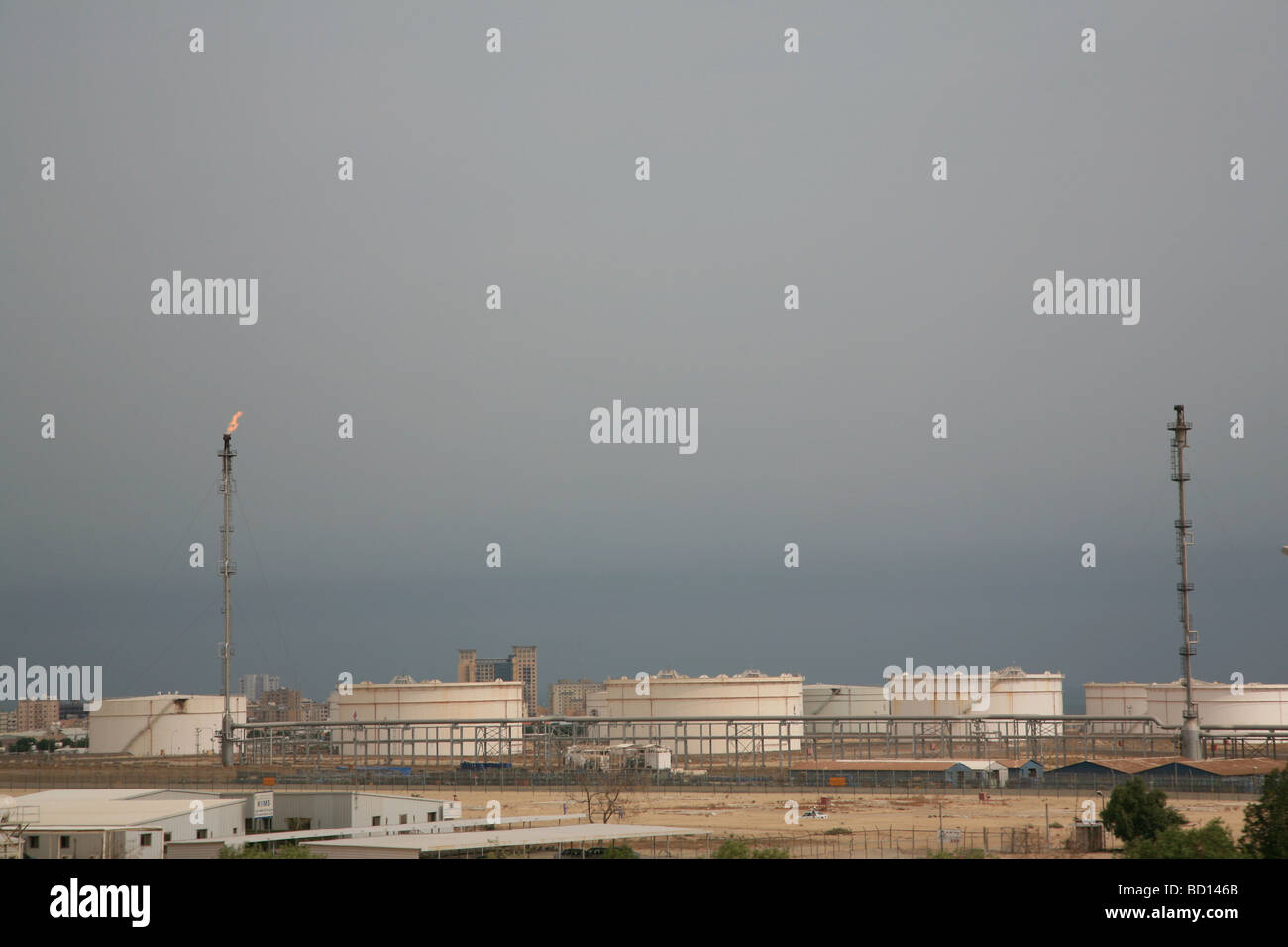 Kuwait petrochemical plant oil gas hi-res stock photography and images ...