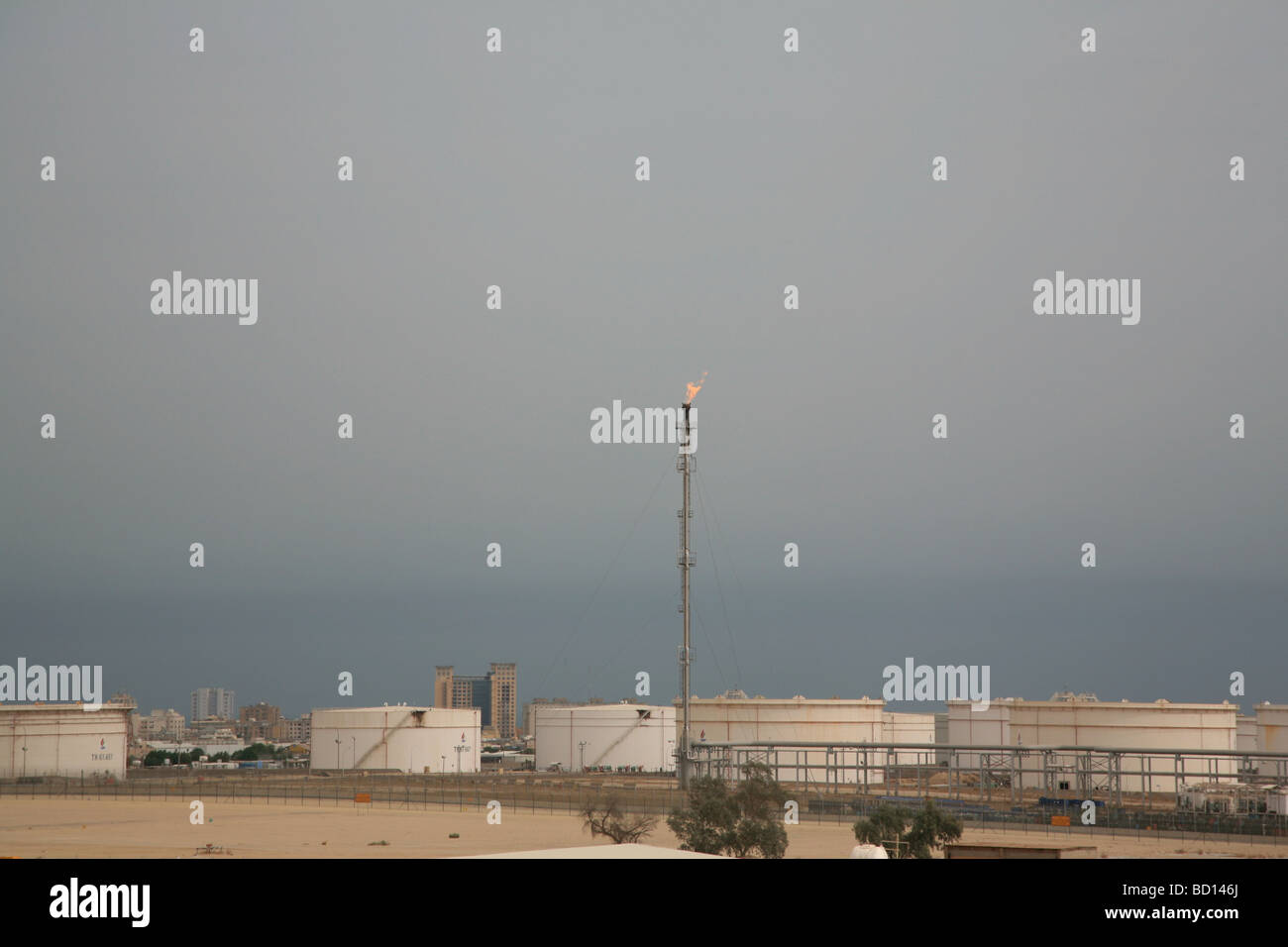 Kuwait Petrochemical plant oil and gas skyline Stock Photo - Alamy