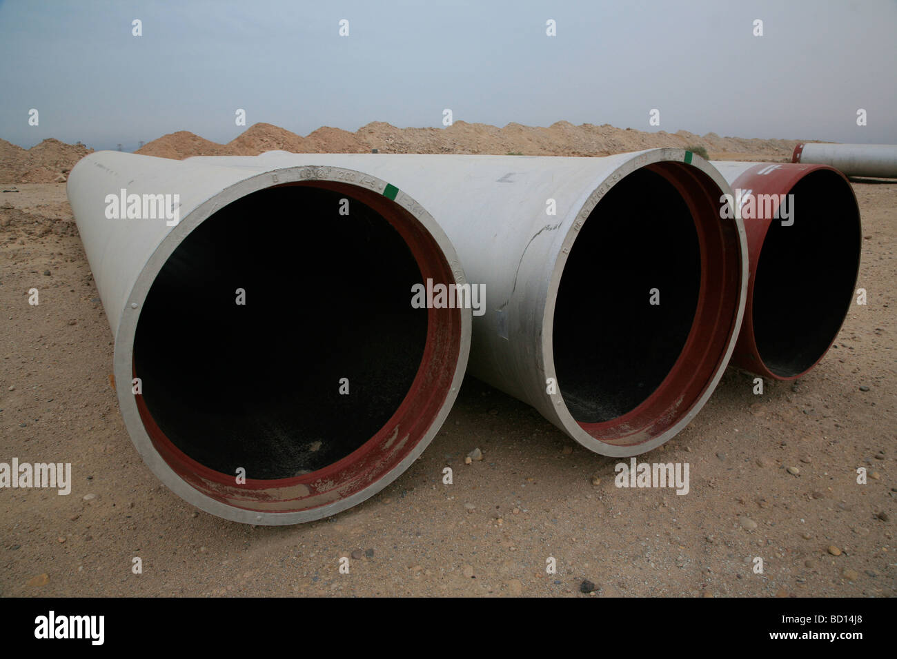 petrochemical oil pipes middle east desert kuwait Stock Photo - Alamy