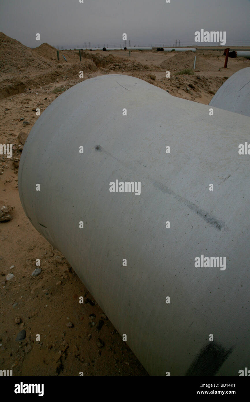 petrochemical oil pipes middle east desert kuwait Stock Photo - Alamy
