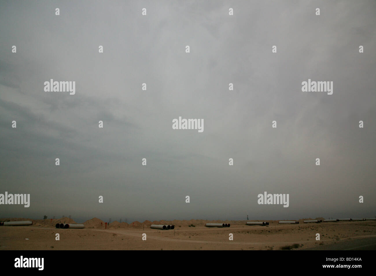 petrochemical oil pipes middle east desert kuwait Stock Photo - Alamy