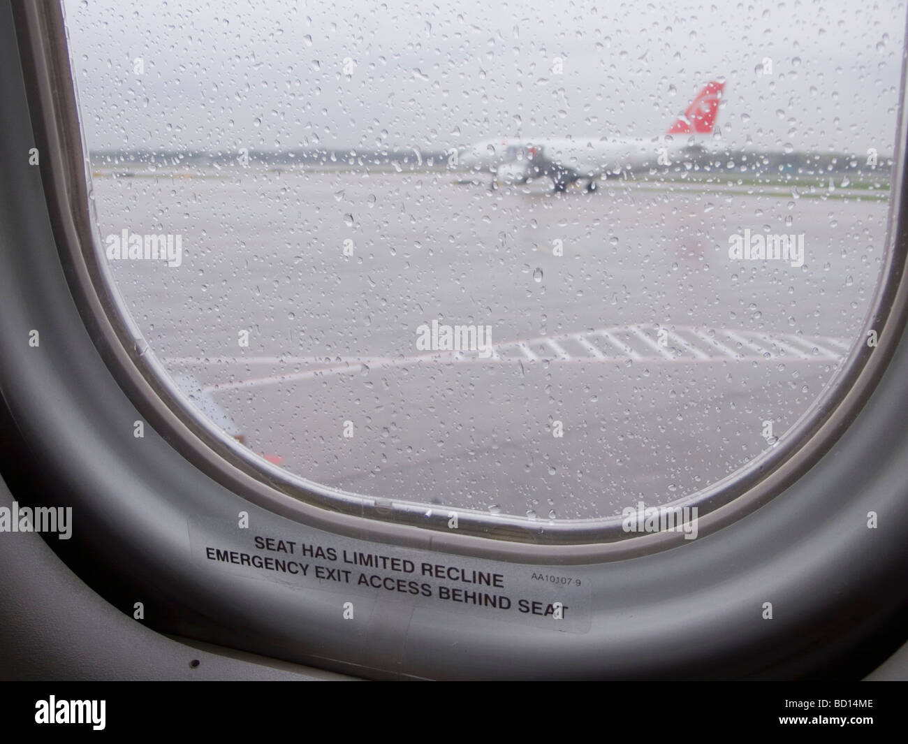 Airplane window runway hi-res stock photography and images - Alamy