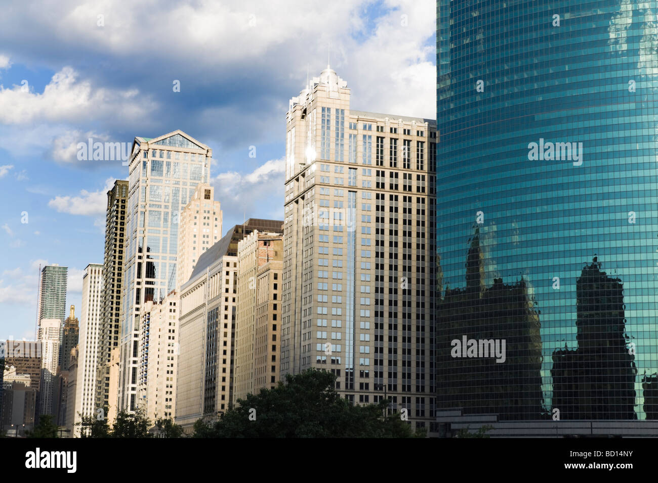 Chicago urban skyline along hi-res stock photography and images - Alamy