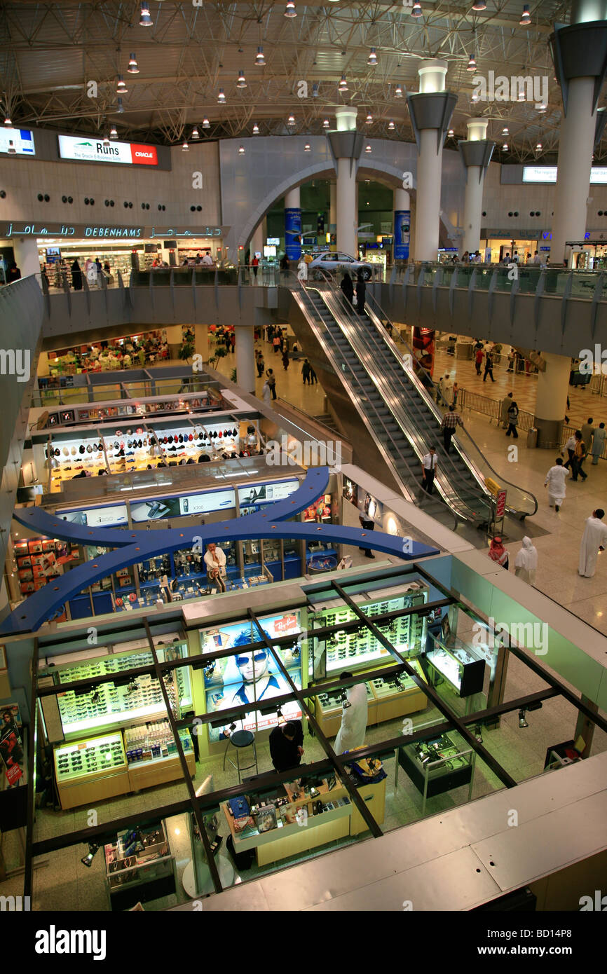 Kuwait Airport Interior Passenger Concourse Stock Photo - Alamy