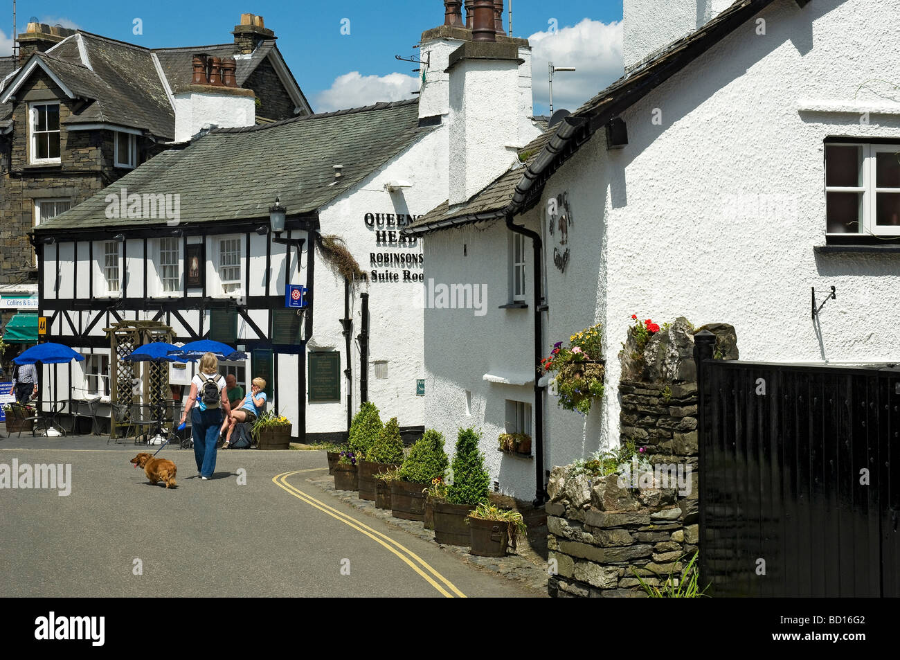 The Queens Head pub in summer Hawkshead village Cumbria England UK ...
