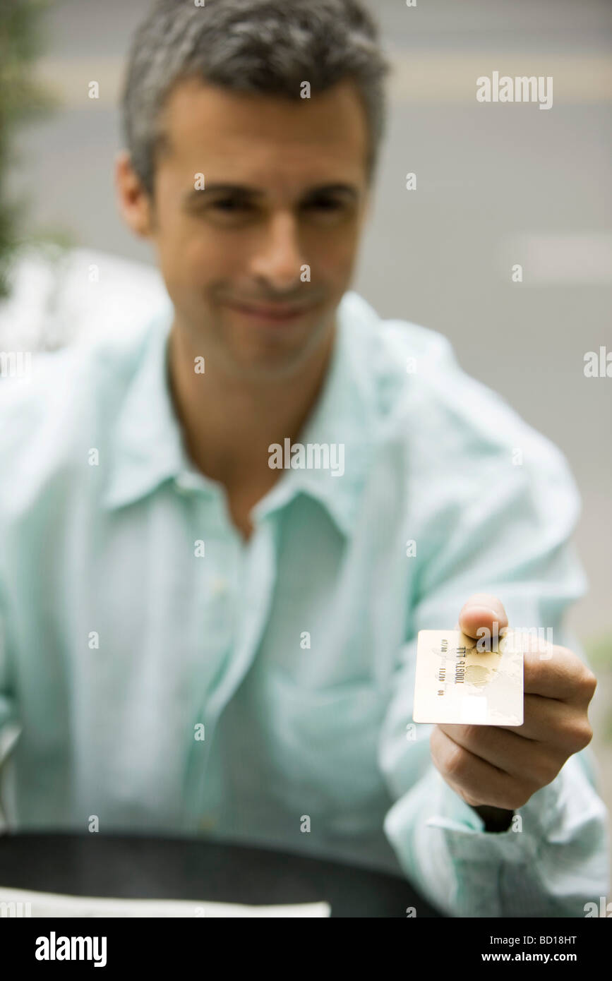 Man offering credit card for payment Stock Photo - Alamy