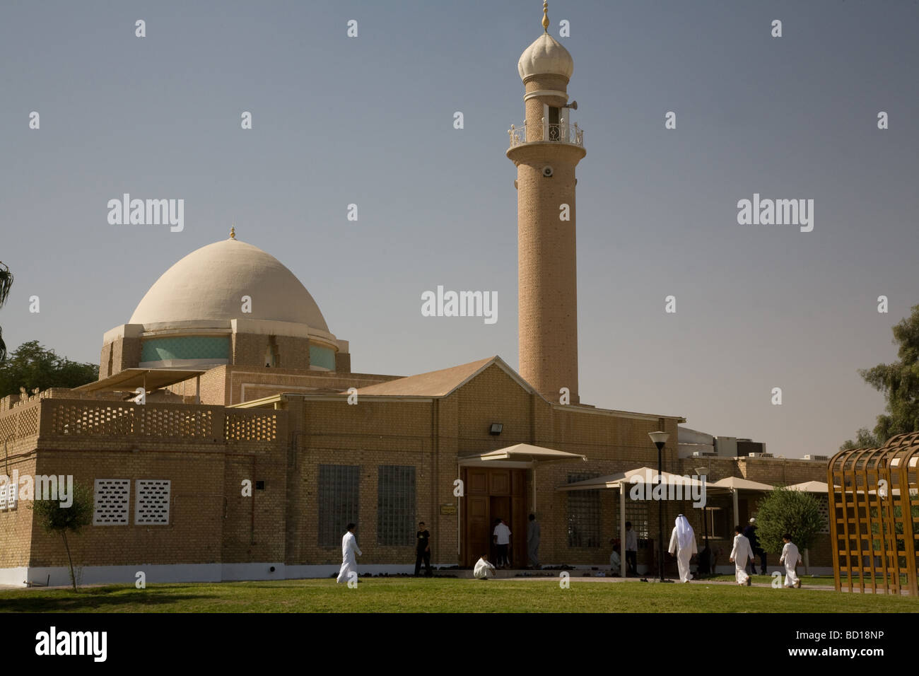 KUWAIT MOSQUE CHURCHGOERS WORSHIPPING WORSHIPERS Stock Photo - Alamy