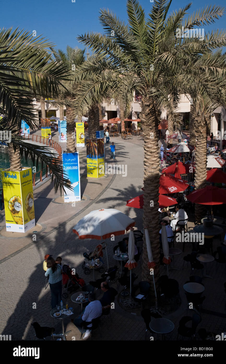 Kuwait City Mall Exterior Cafe Culture Stock Photo - Alamy