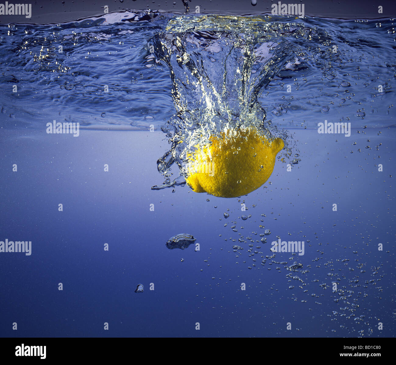 Lemon in water Stock Photo - Alamy