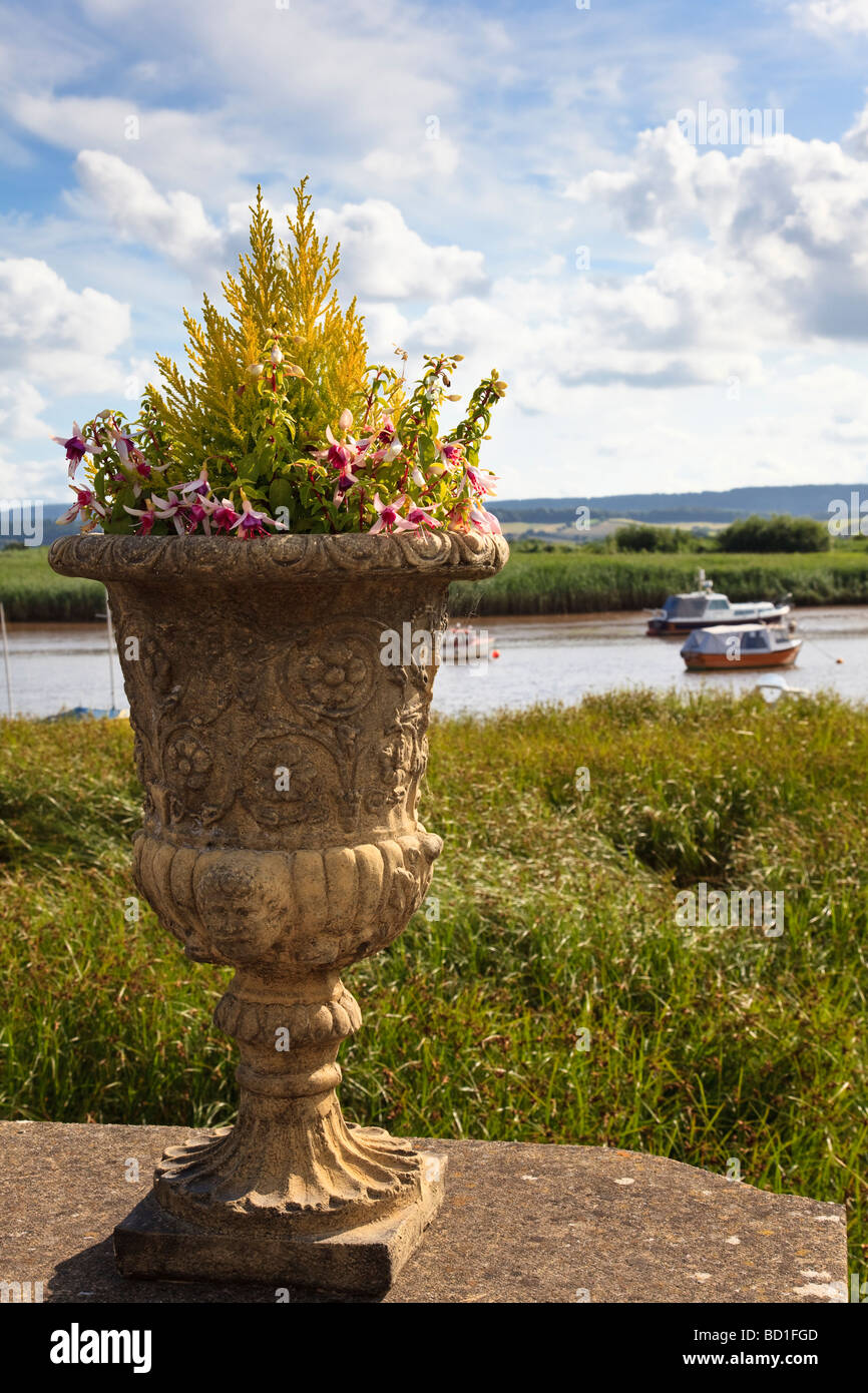 Decorative urn wall hi-res stock photography and images - Alamy