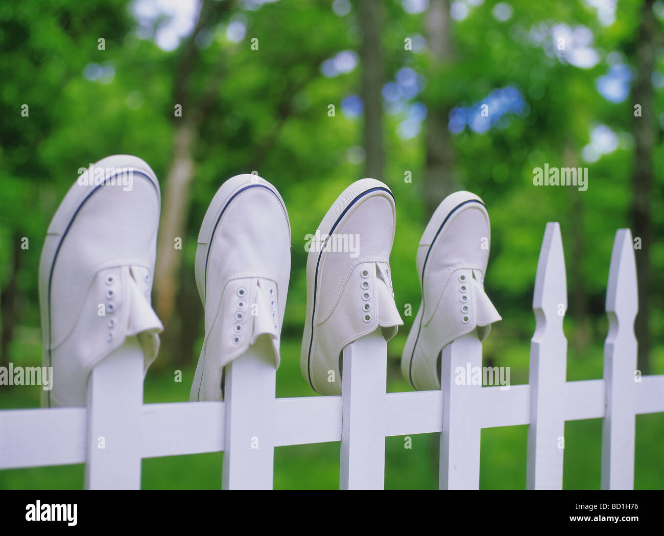 White washed picket fence hi-res stock photography and images - Alamy
