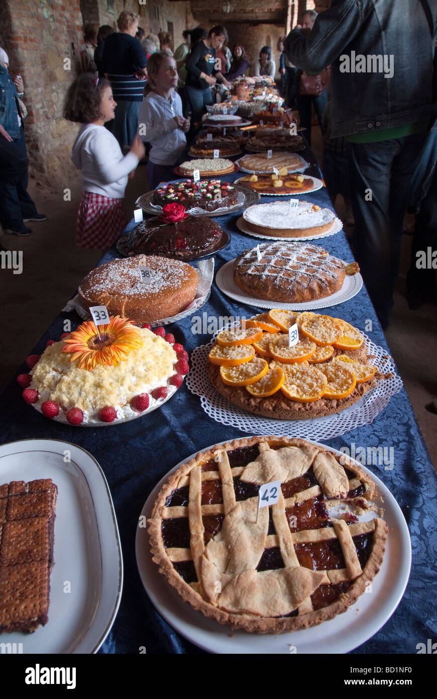 Cake competition hi-res stock photography and images - Alamy