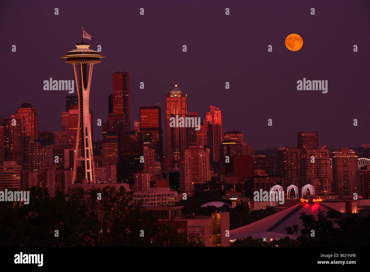 Seattle city skyline at sunset with full moon Stock Photo - Alamy