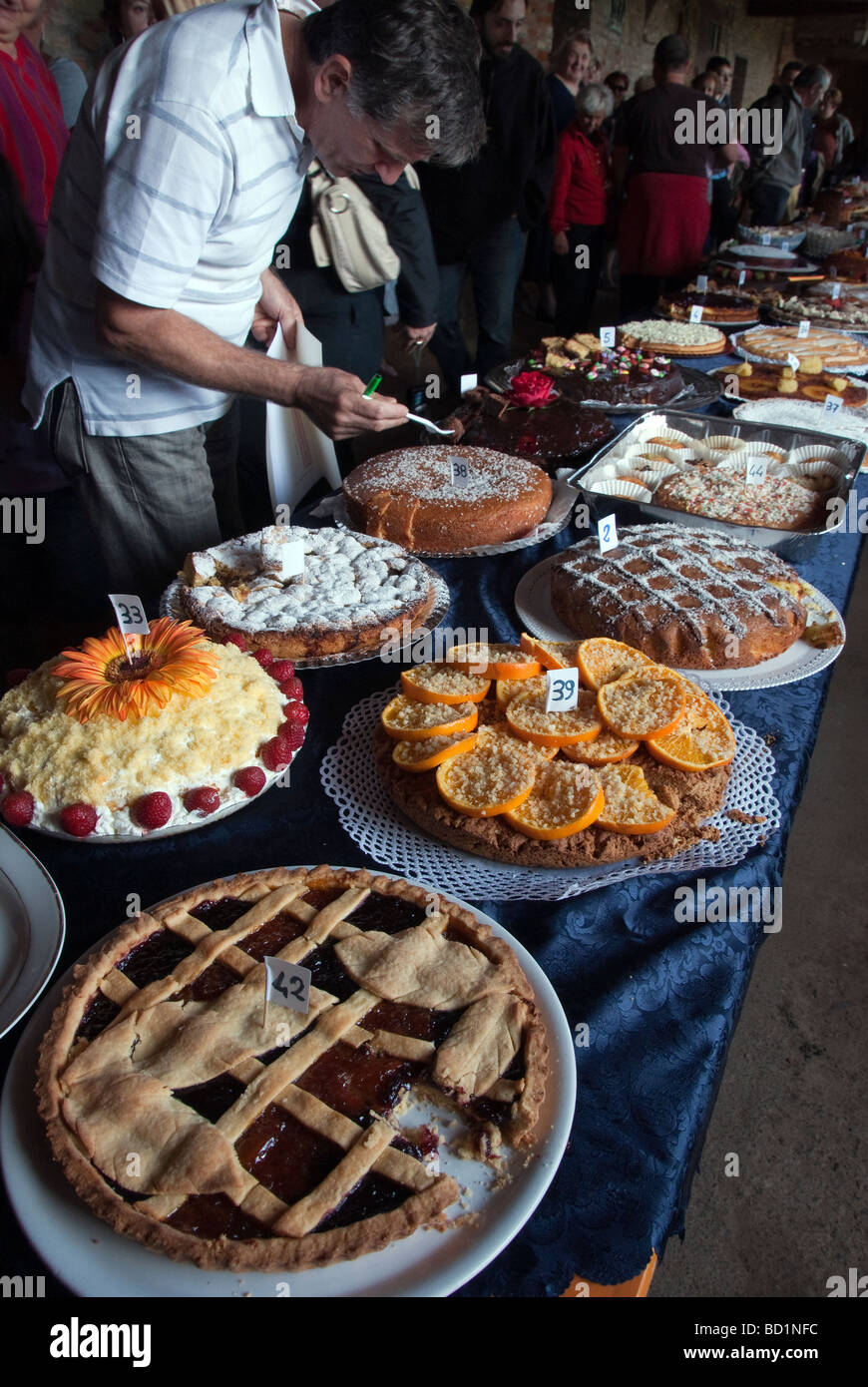 Torte multiple hi-res stock photography and images - Alamy
