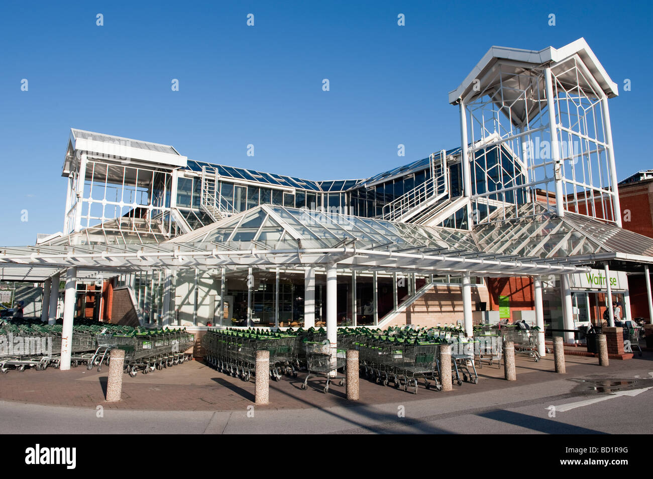 Supermarket trolley park hi-res stock photography and images - Alamy