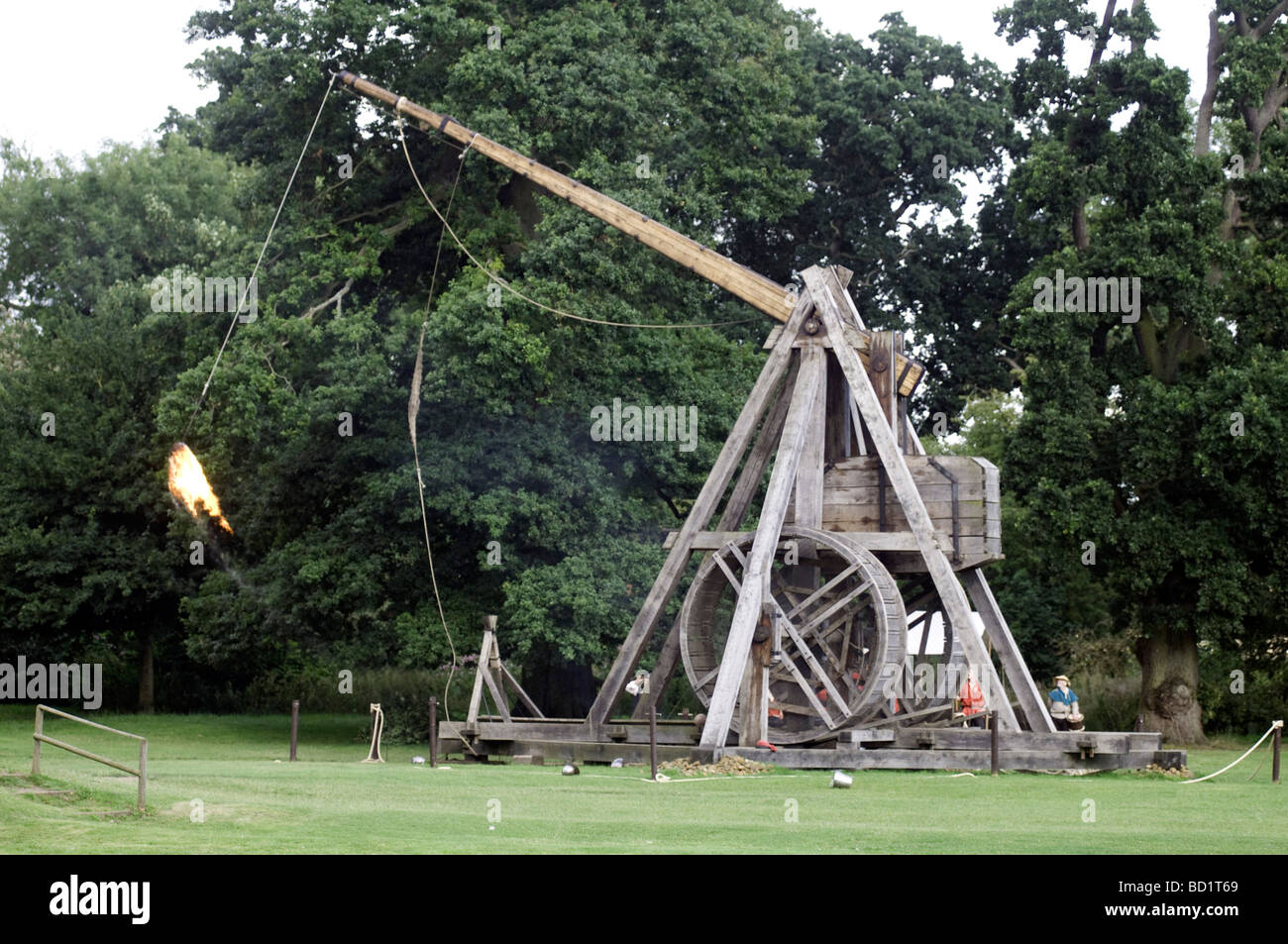 Worlds largest trebuchet warwick castle hi-res stock photography and ...