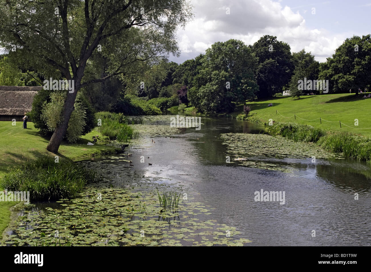 River Avon in the grounds of Medieval Warwick Castle, Warwickshire ...
