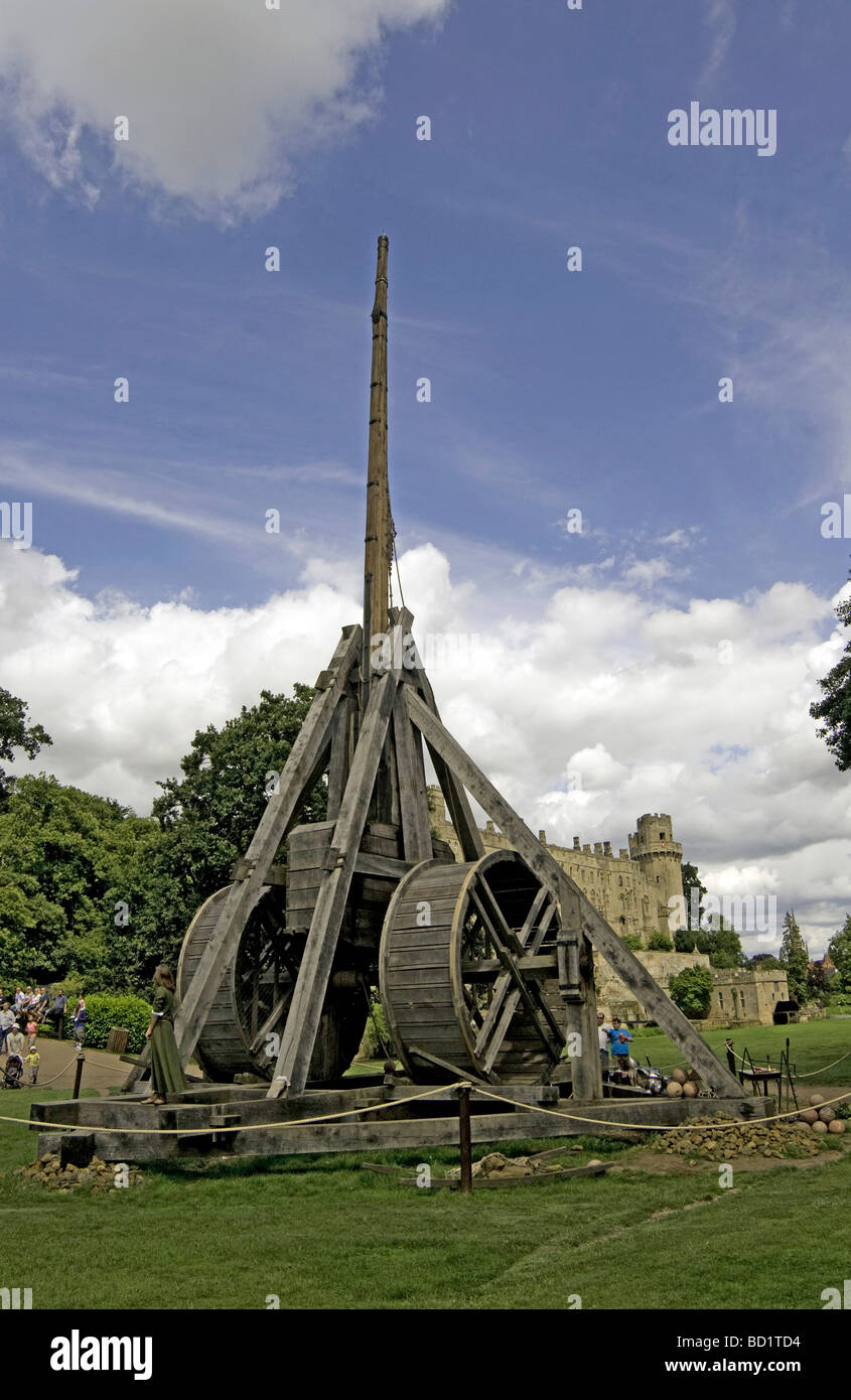 Worlds largest trebuchet warwick castle hi-res stock photography and ...