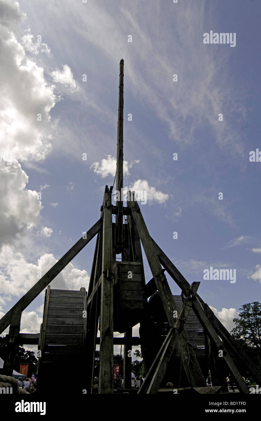 Worlds largest trebuchet warwick castle hi-res stock photography and ...