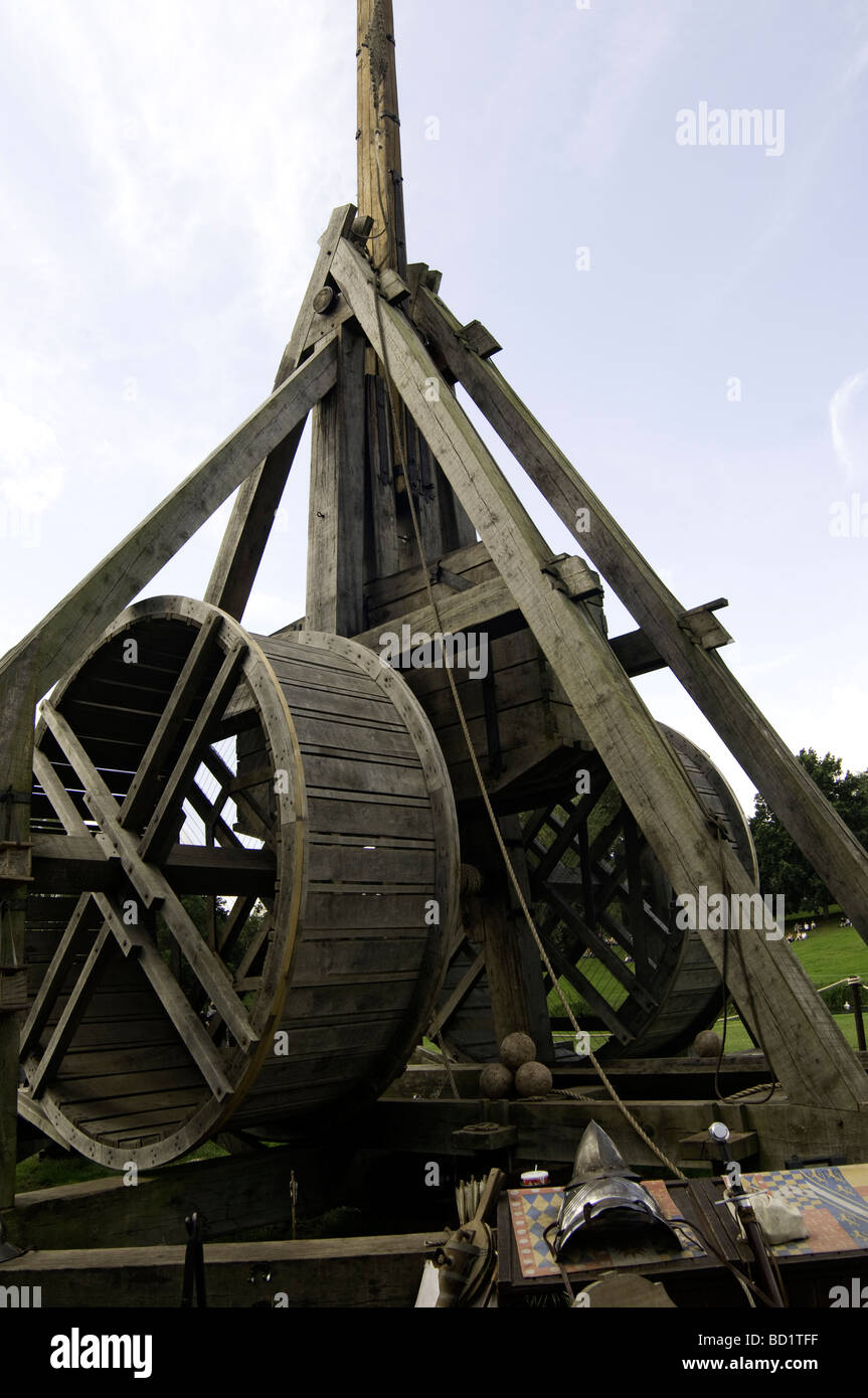 Worlds largest trebuchet warwick castle hi-res stock photography and ...